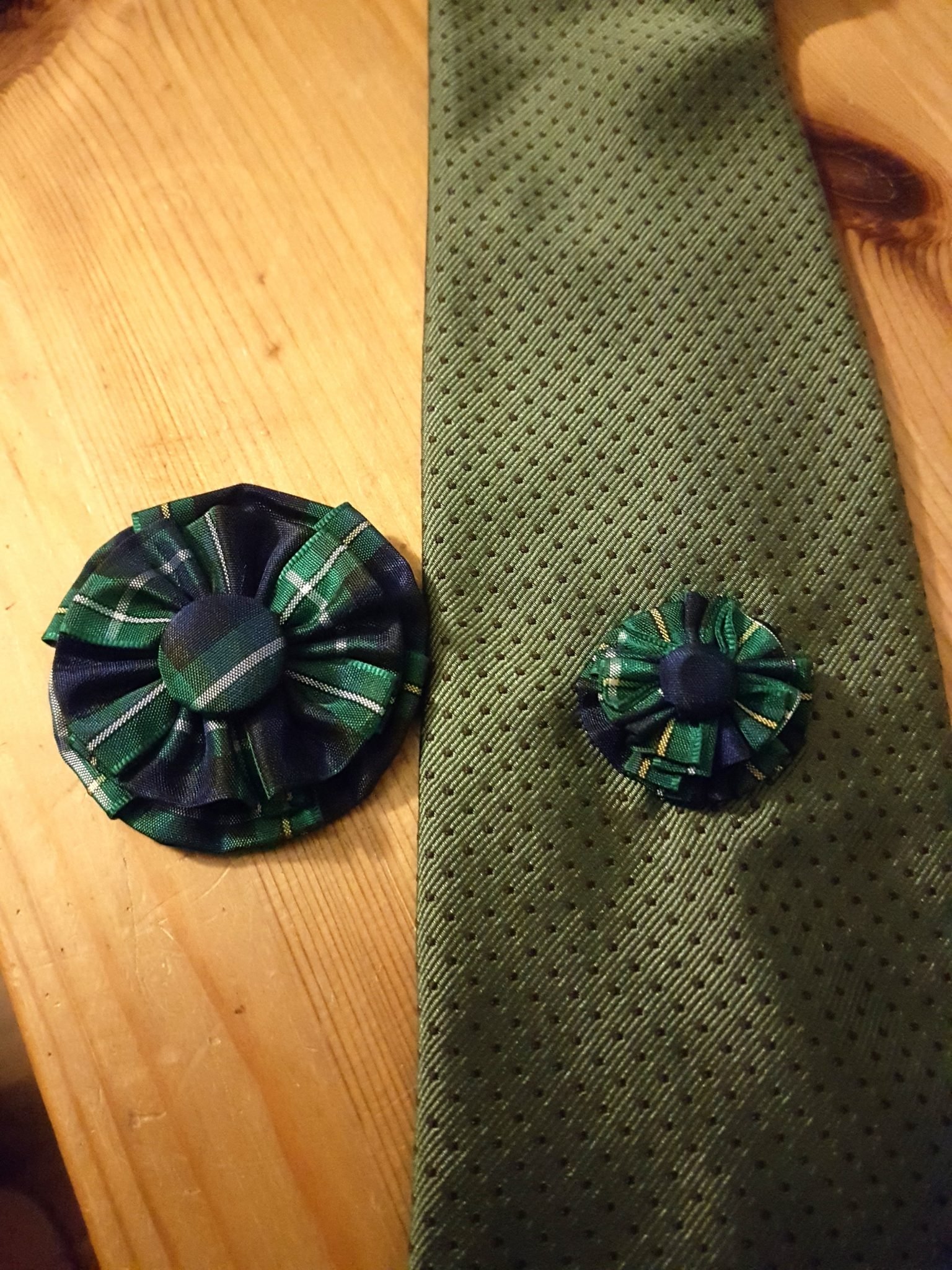 Rosette Brooch/Tie Pin/Lapel Pin/Hat Pin - Tartan Tartan Everywhere
